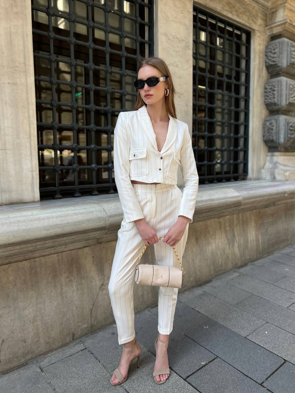 Twee delige dames combi pak wit met crème strepen – CHEYYS Mode